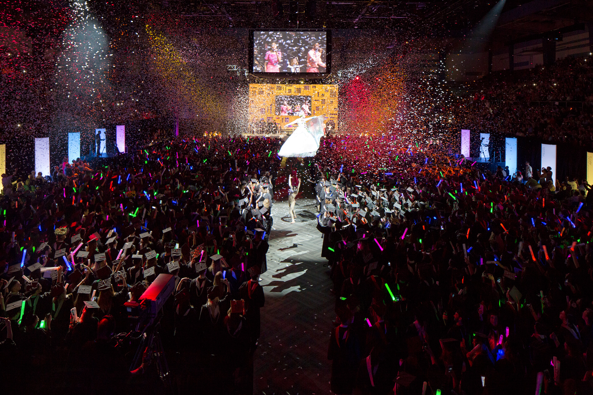 It takes a Bee: Five highlights from SCAD Commencement 2016 | SCAD.edu